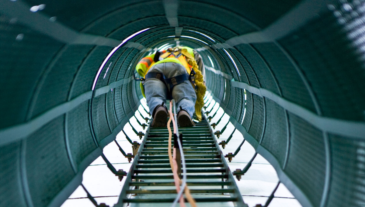 Fixed Ladder Safety – Know The Laws of Your Province - OHS Insider